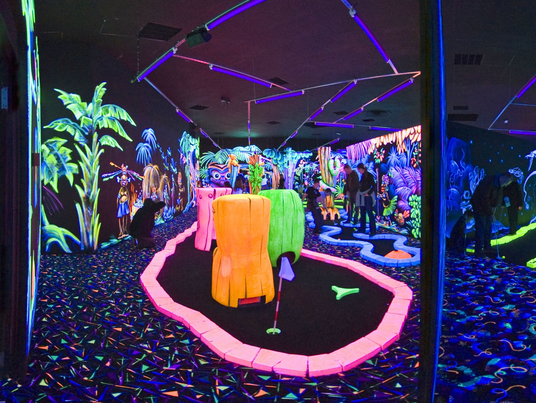 Mini-golf Black Light au Universal Circuits de Maurepas (Paris) en ...