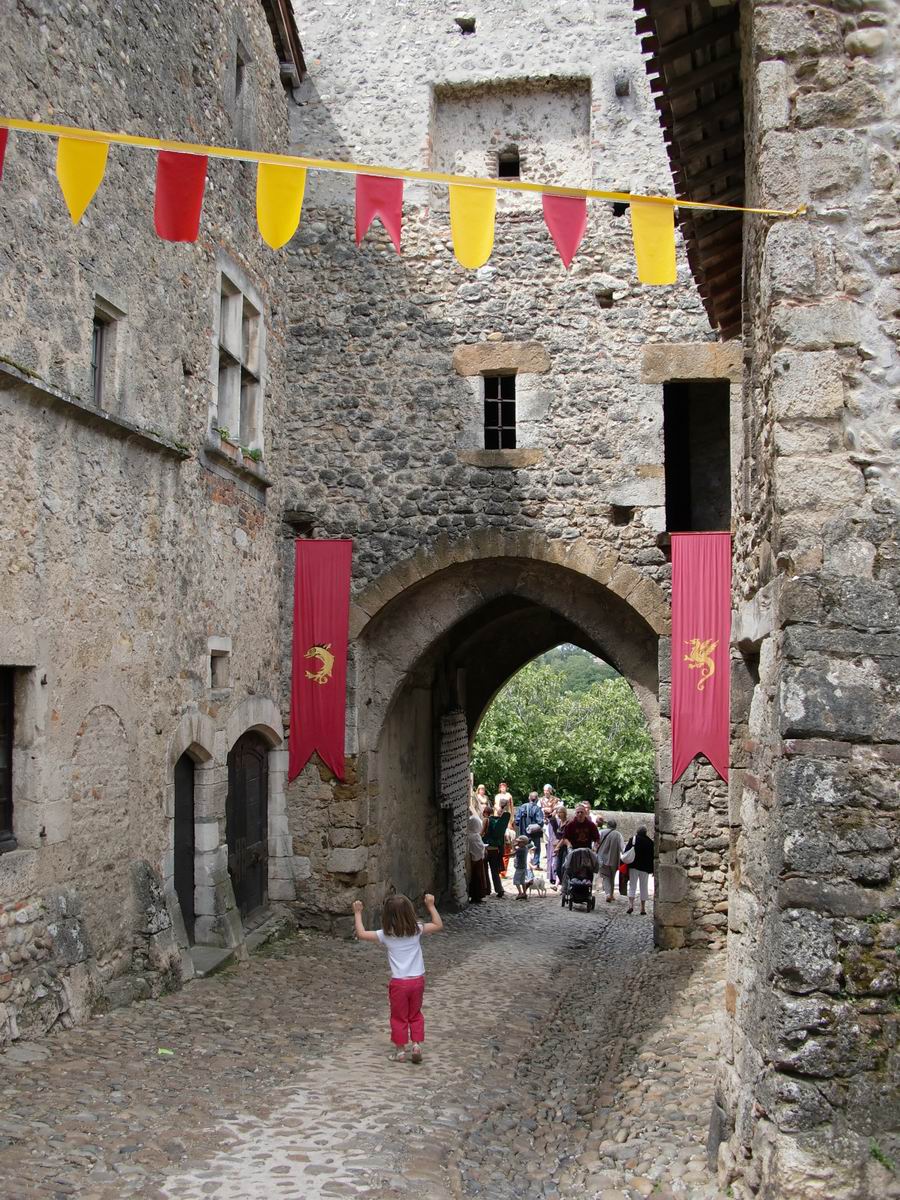 Cité médiévale de Pérouges : visite historique en famille - Citizenkid