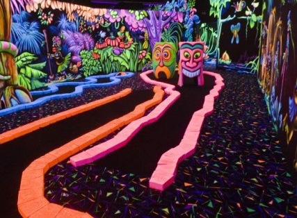 Mini-golf Black Light au Universal Circuits de Maurepas (Paris) en ...